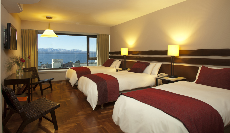 Habitacion Triple con vista al lago y escritorio de trabajo. | Hotel ...